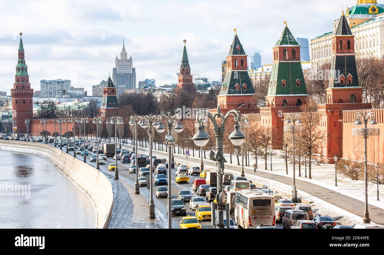 Moscow car traffic kremlin embankment hi-res stock photography and ...