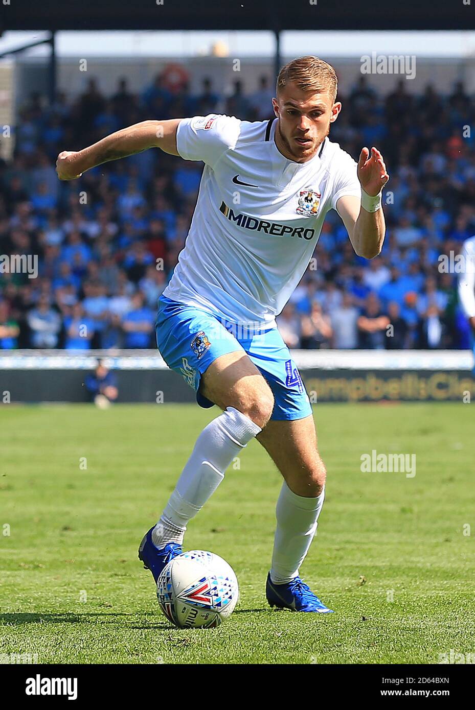 Coventry's Charlie Wakefield brings the ball forward Stock Photo - Alamy