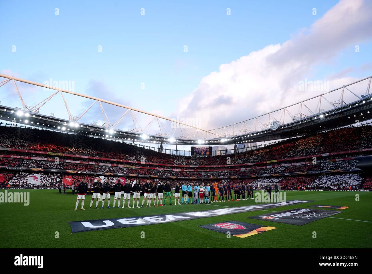 Soccer teams line up hi-res stock photography and images - Alamy