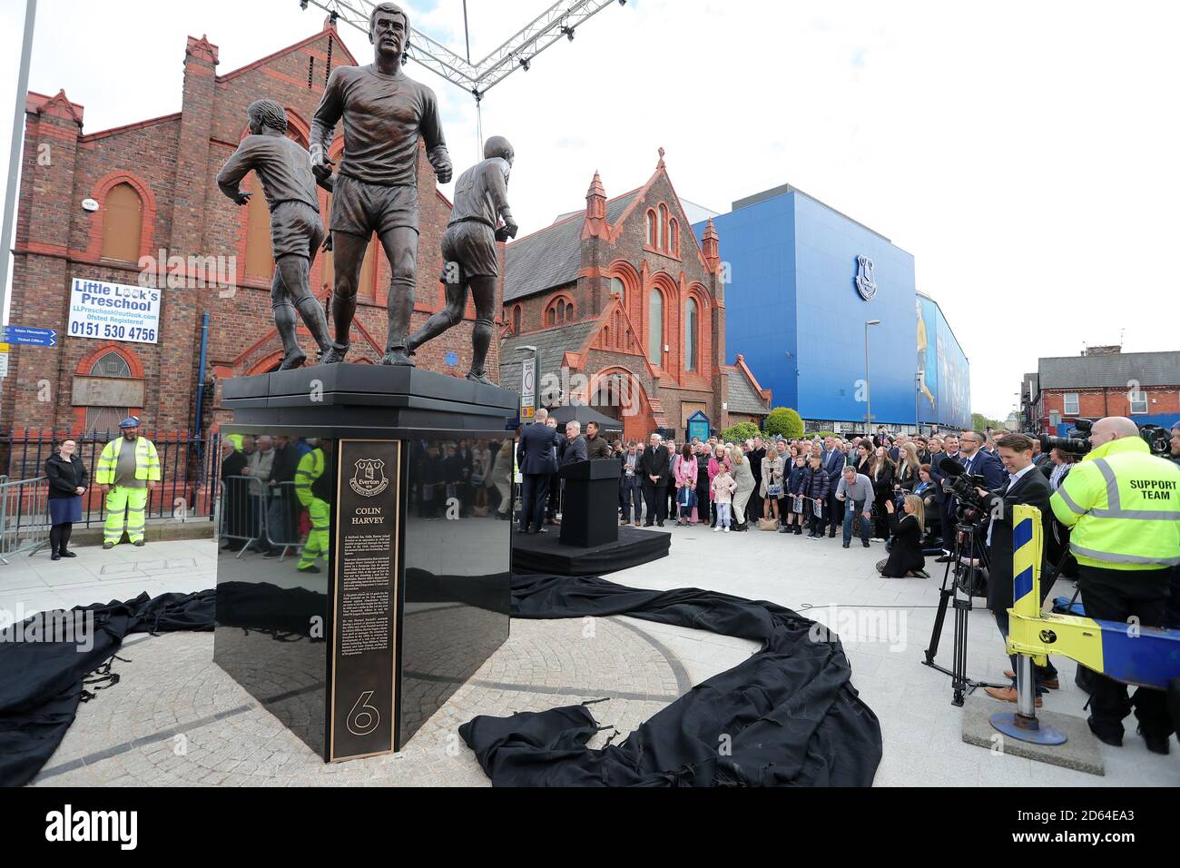A statue celebrating Everton's 'Holy Trinity' - the celebrated midfield ...