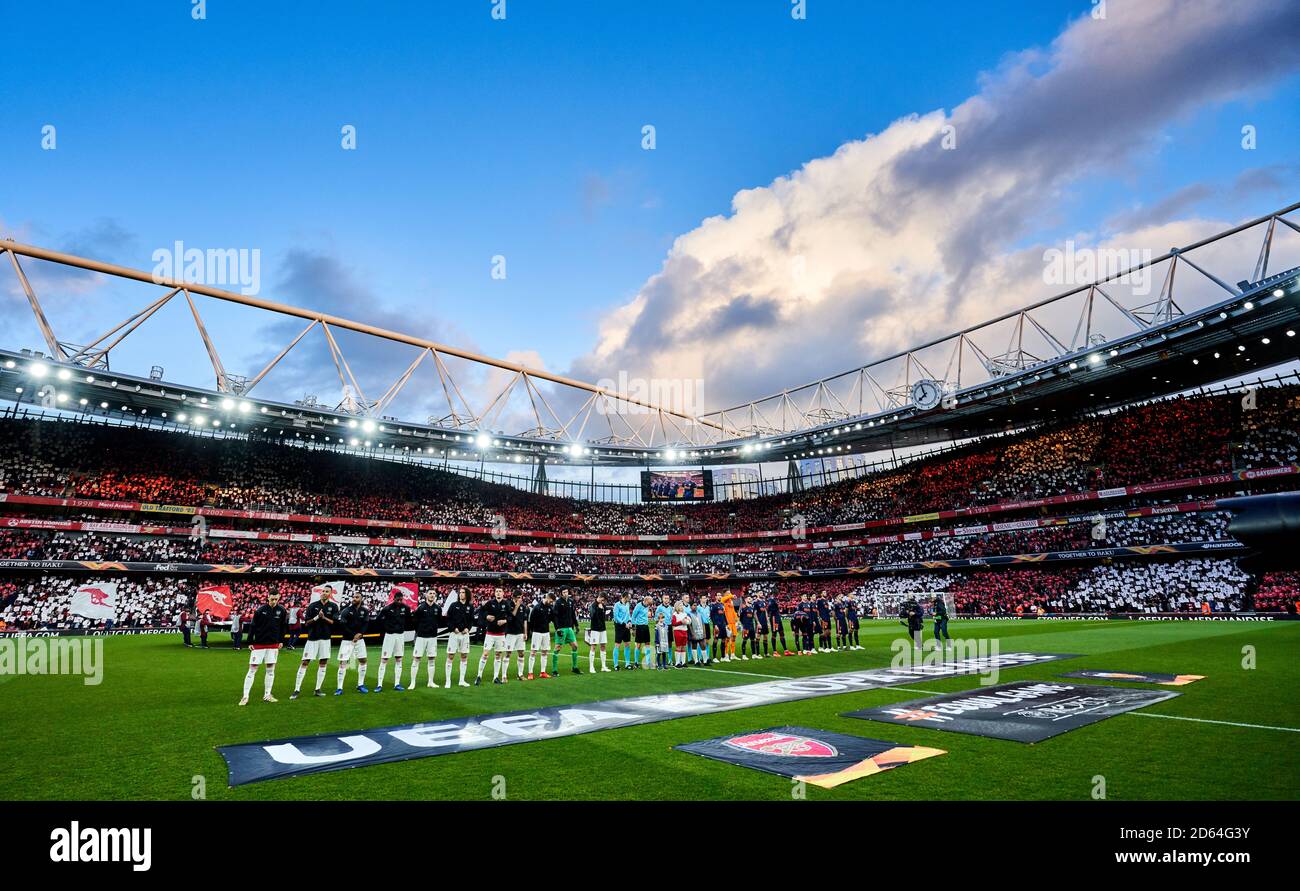 Soccer teams line up hi-res stock photography and images - Alamy