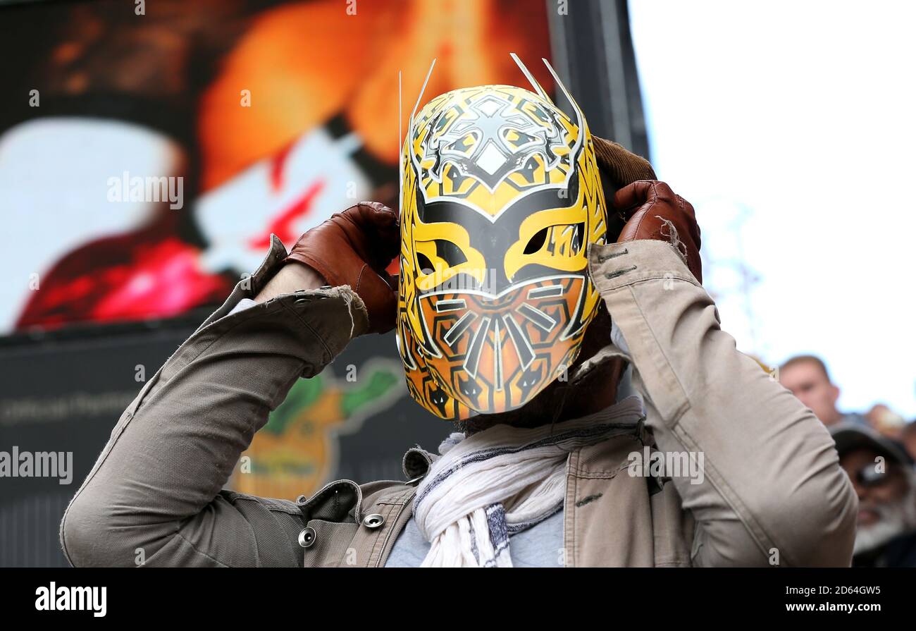Wolverhampton wanderers fans show hi-res stock photography and images ...