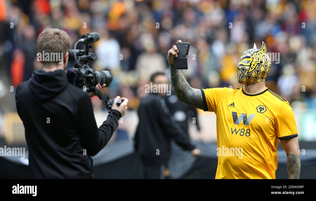 Wolverhampton wanderers fans show hi-res stock photography and images ...
