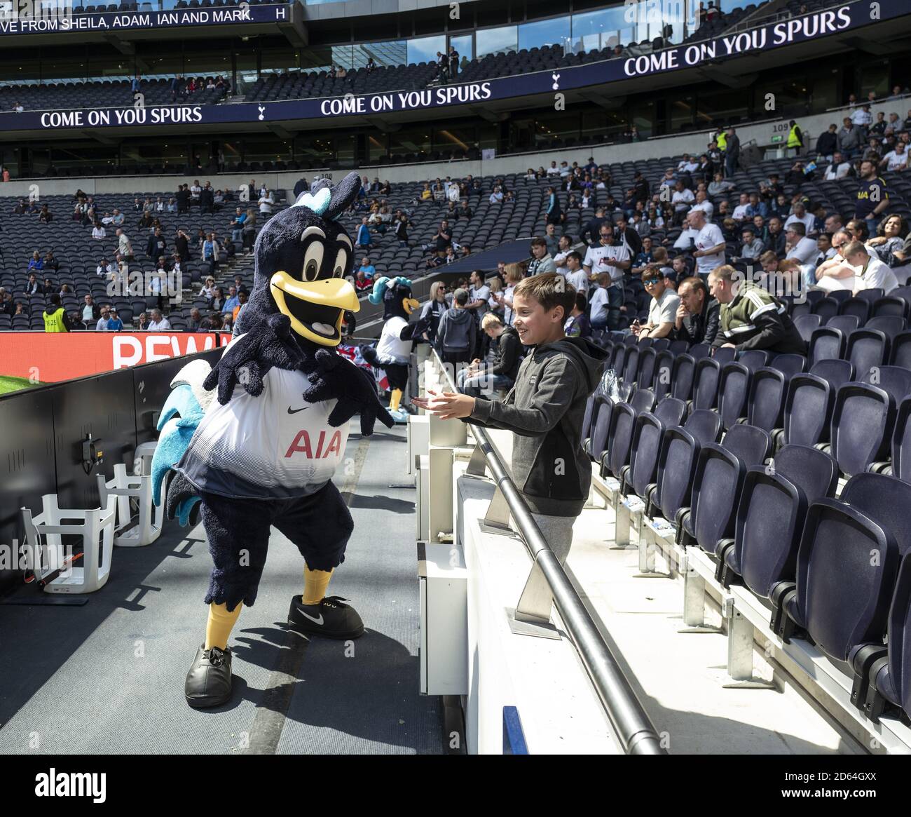 Tottenham hotspur fans in the stands hi-res stock photography and ...