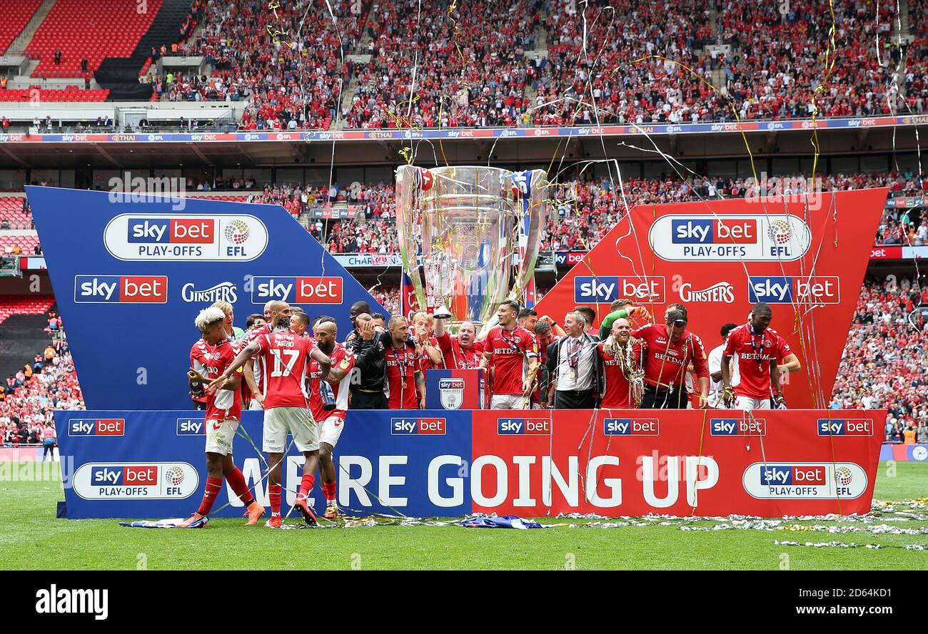 Charlton players celebrate victory hi-res stock photography and images ...
