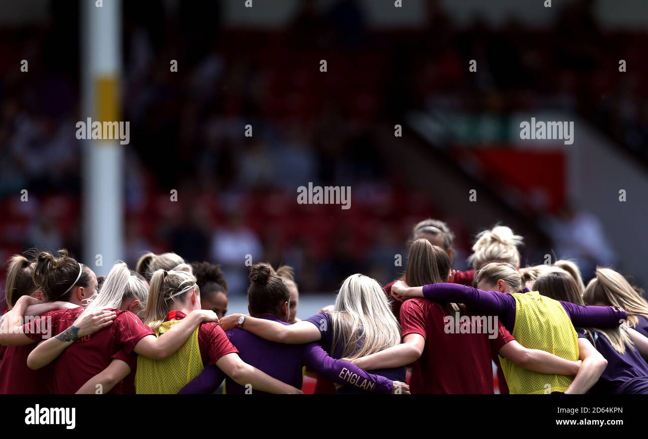 England team during a huddle before the game Stock Photo - Alamy
