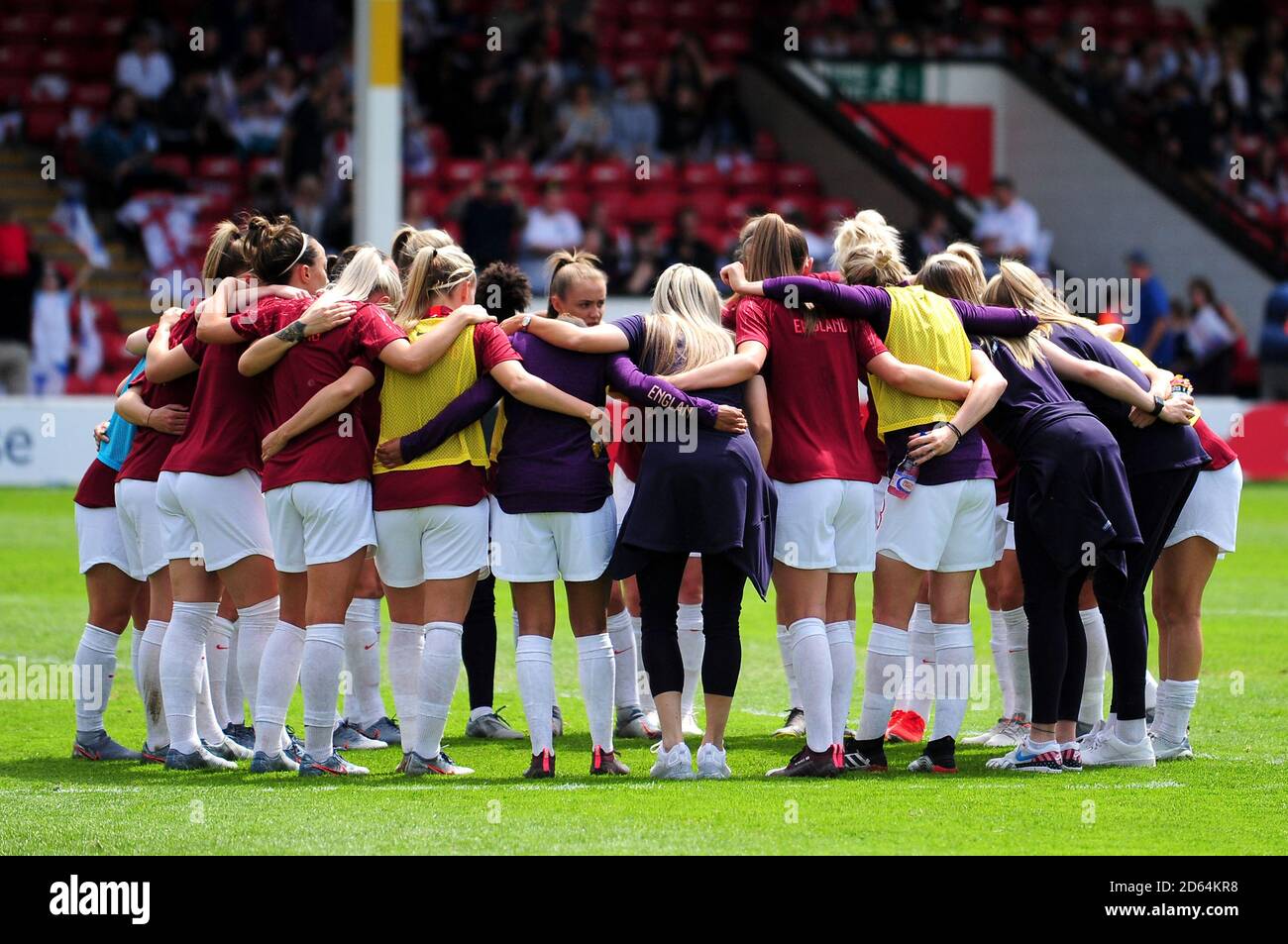 England team huddle hi-res stock photography and images - Alamy