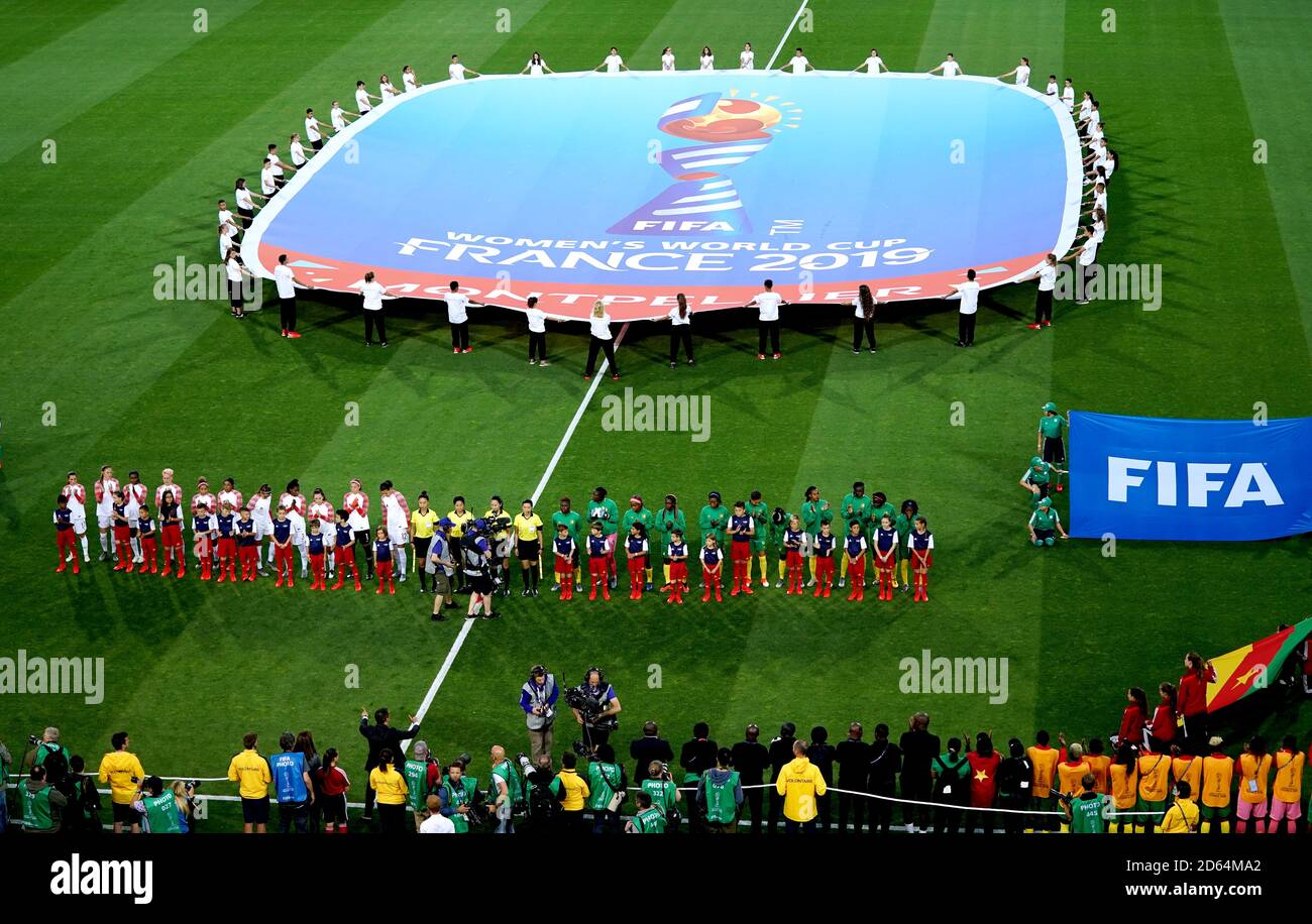 Soccer players line up women hi-res stock photography and images - Alamy