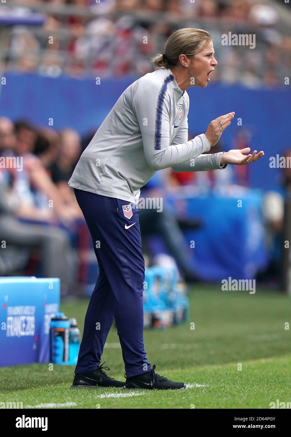 USA head coach Jill Ellis instructs her players Stock Photo - Alamy