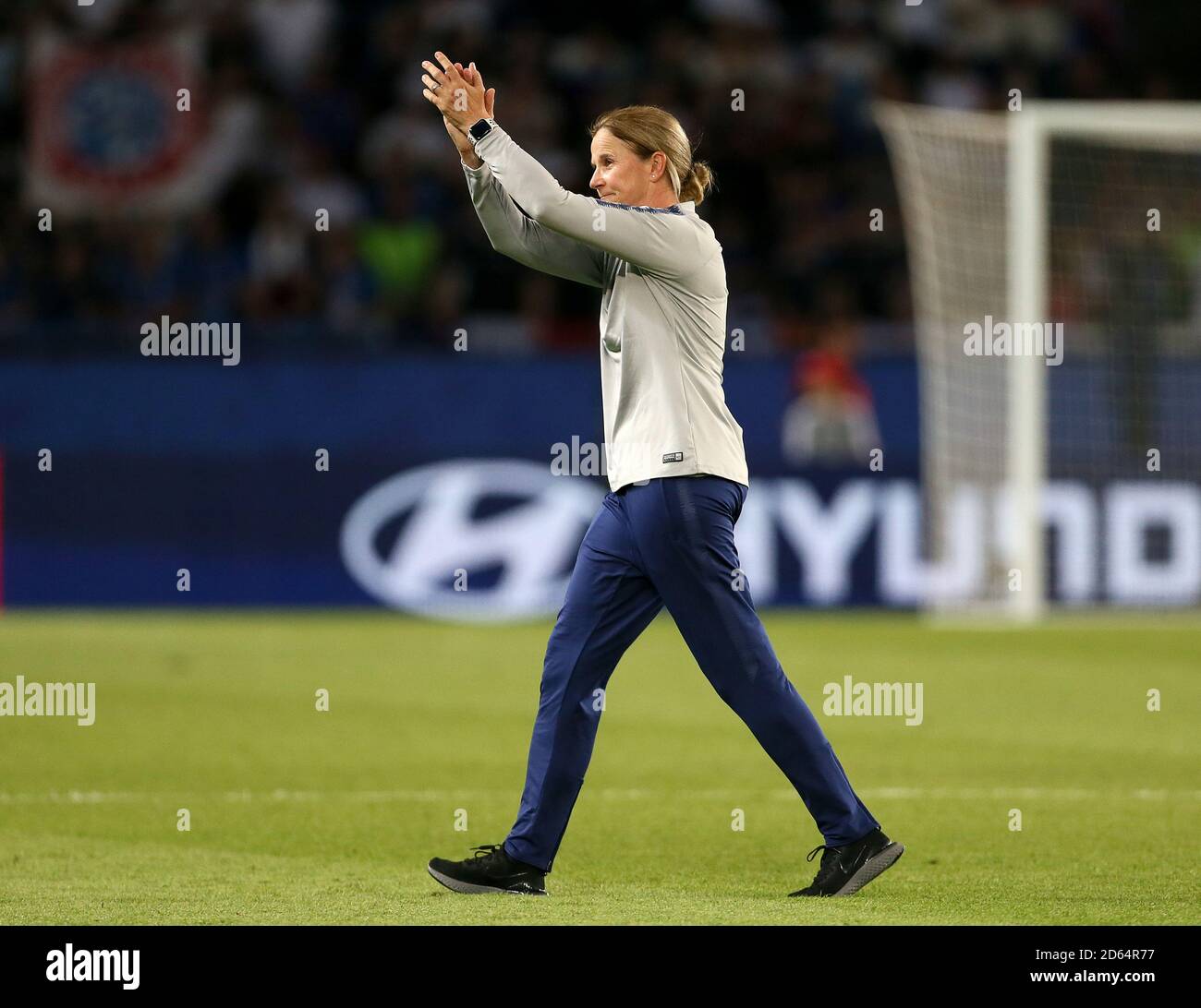 USA head coach Jill Ellis celebrates after the game Stock Photo - Alamy