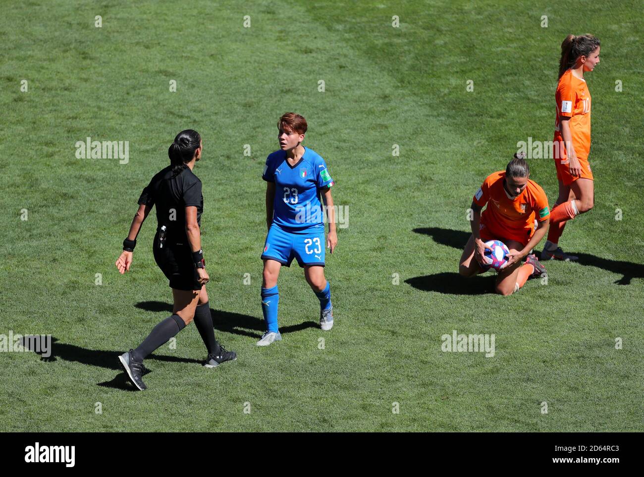 Referee Claudia Umpierrez speaks with Italy's Manuela Giugliano Stock ...