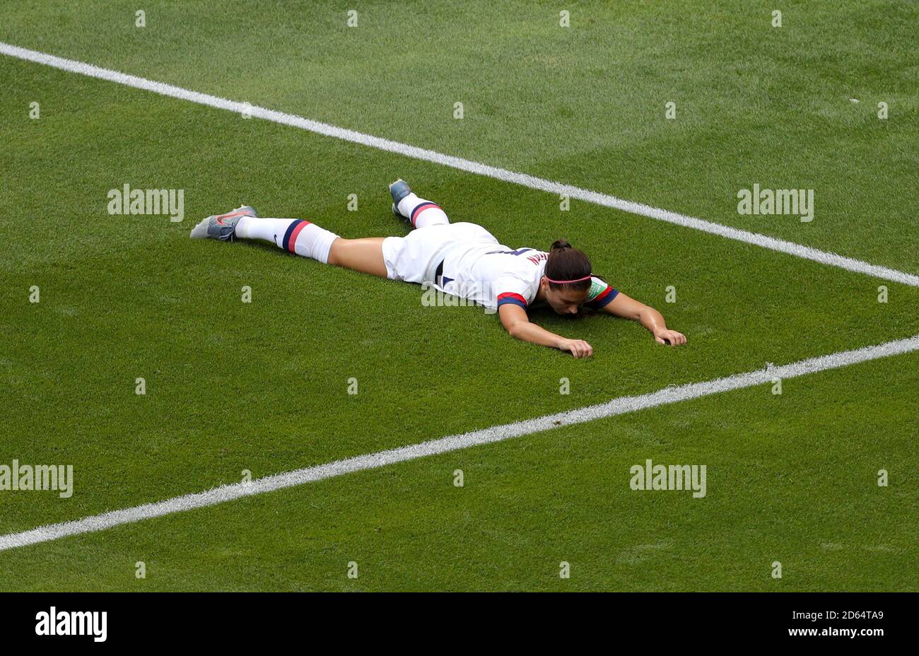 USA's Alex Morgan lies on the pitch after a challenge Stock Photo - Alamy
