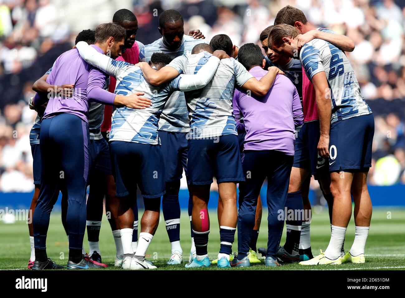 Tottenham Hotspur players in a huddle before kick-off Stock Photo - Alamy