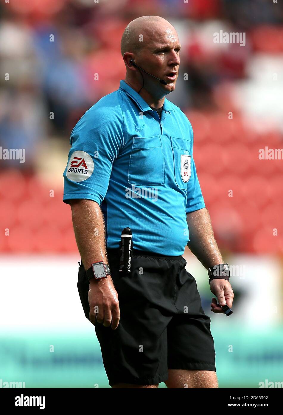 Referee Simon Hooper Stock Photo - Alamy