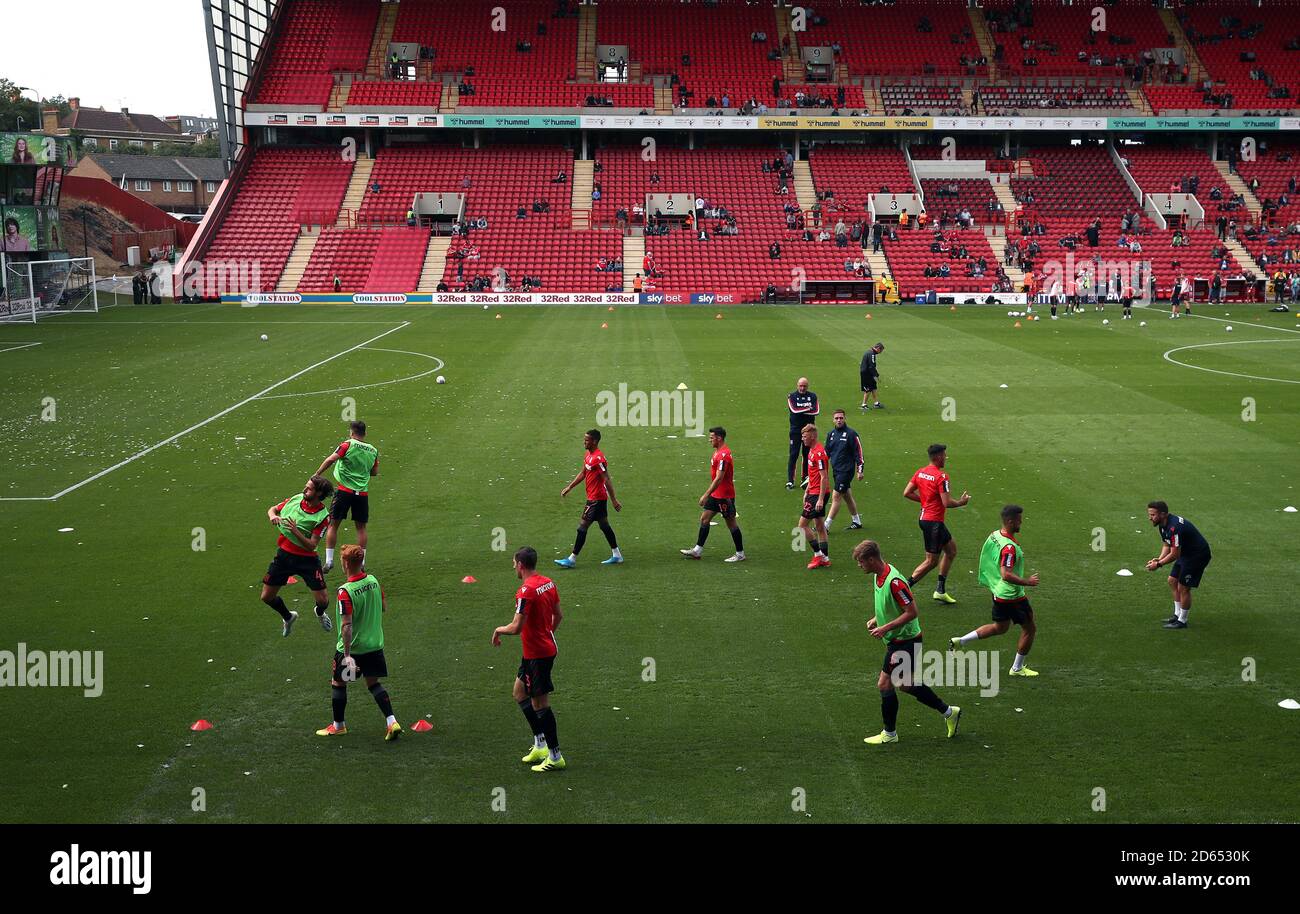 Charlton athletic players stand hi-res stock photography and images - Alamy