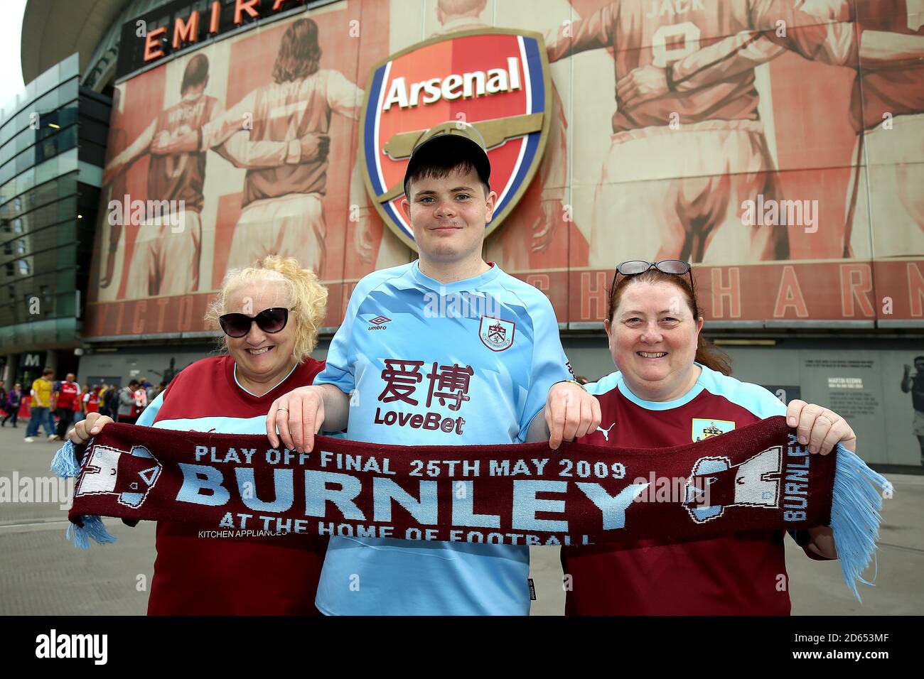 Burnley fans show support for their team ahead of kick-off Stock Photo ...