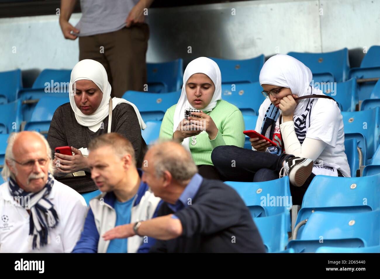 Tottenham hotspur fans in the stands hi-res stock photography and ...