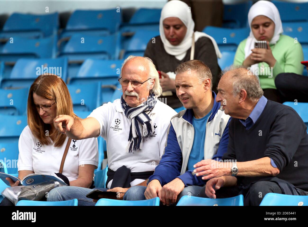 Tottenham hotspur fans in the stands hi-res stock photography and ...
