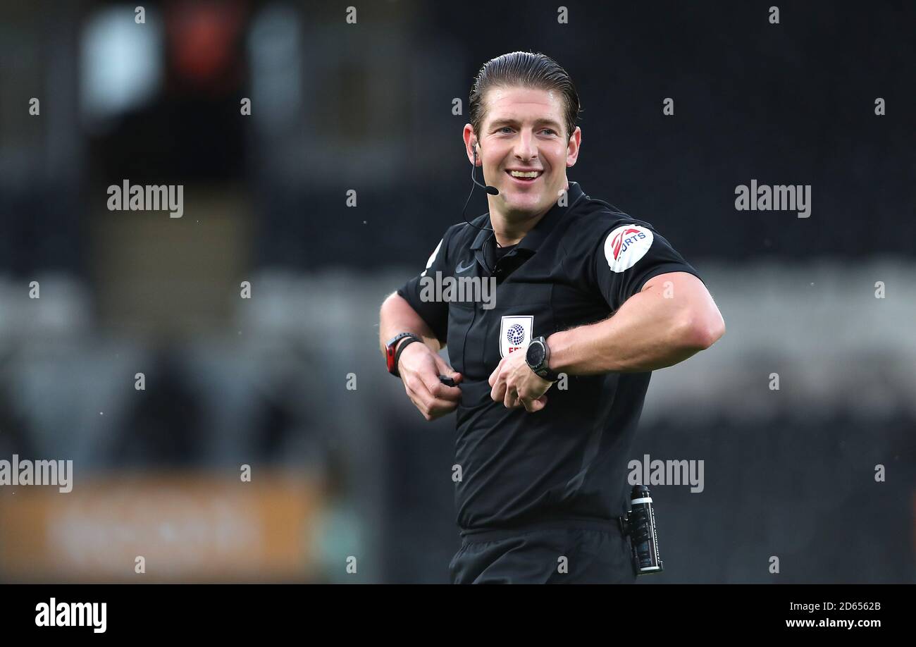 Match referee simpson hi-res stock photography and images - Alamy
