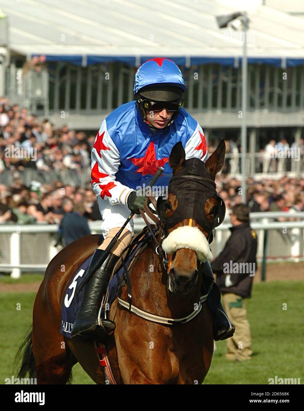 Foligold ridden by Tommy Treacy going to post in the Ballymore ...