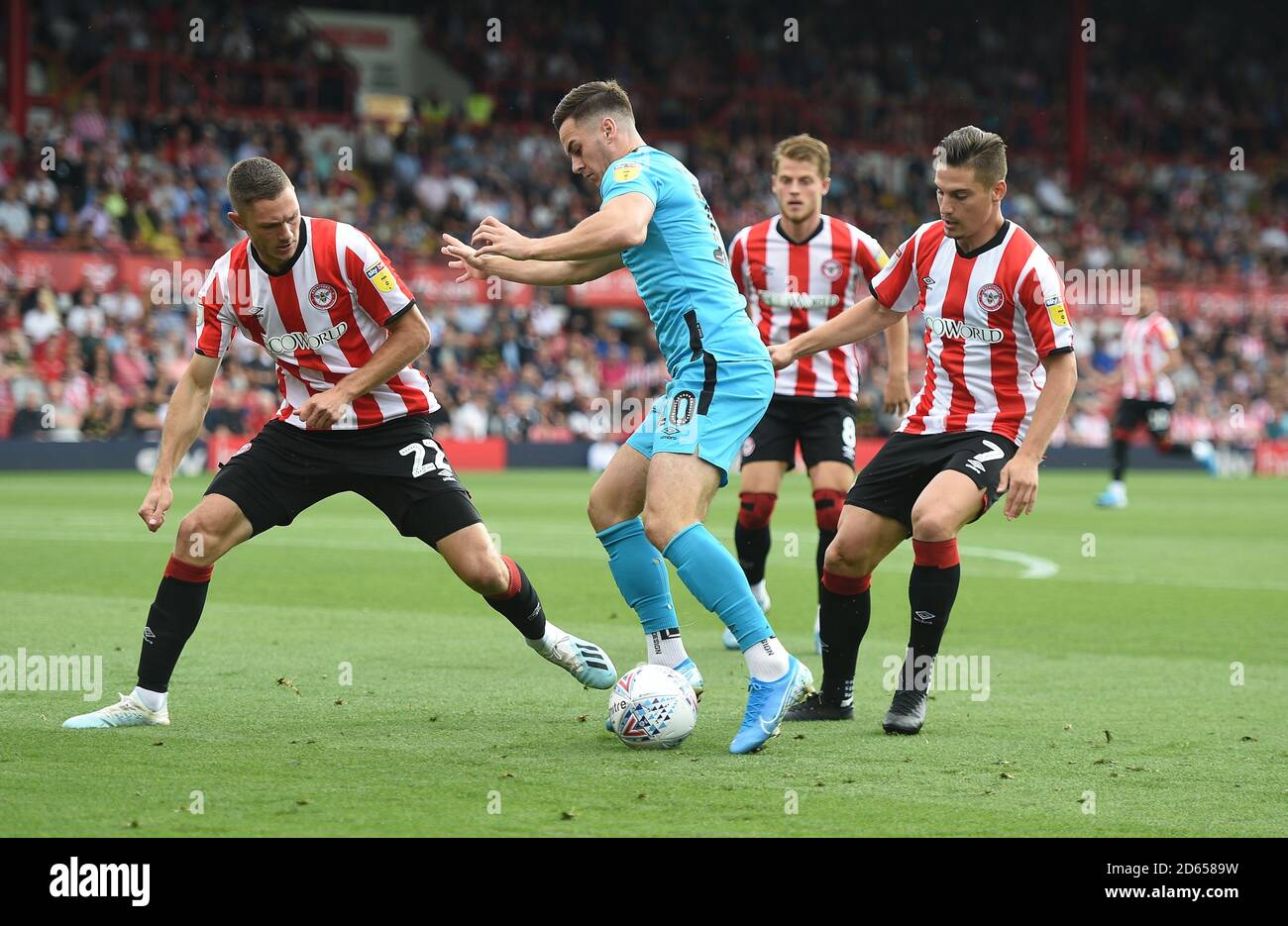 Derby County's Tom Lawrence takes on the Brentford defence Stock Photo ...