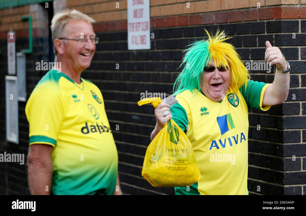 Football fans outside carrow road hi-res stock photography and images ...
