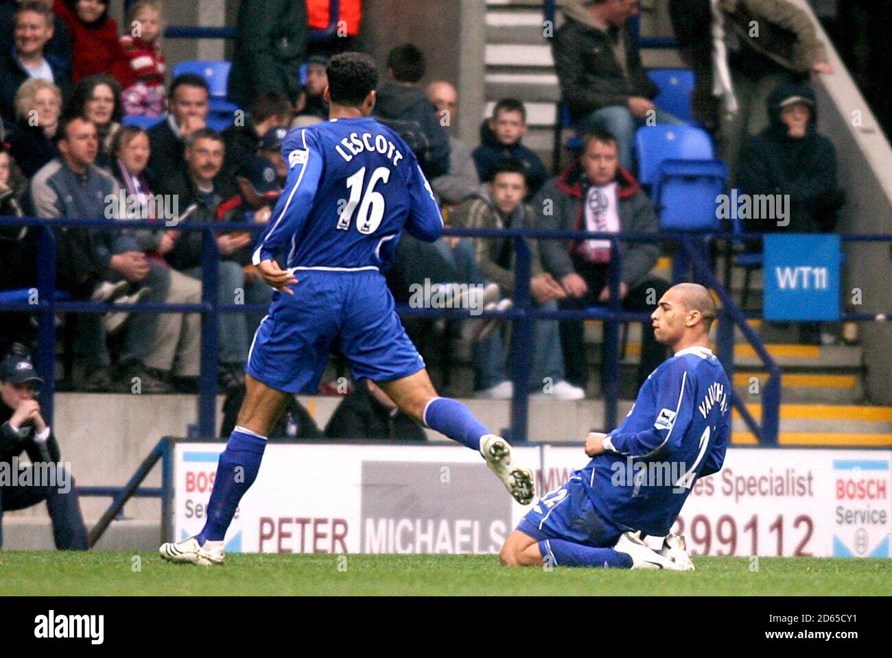 Everton's James Vaughan (right) celebrates his goal Stock Photo - Alamy