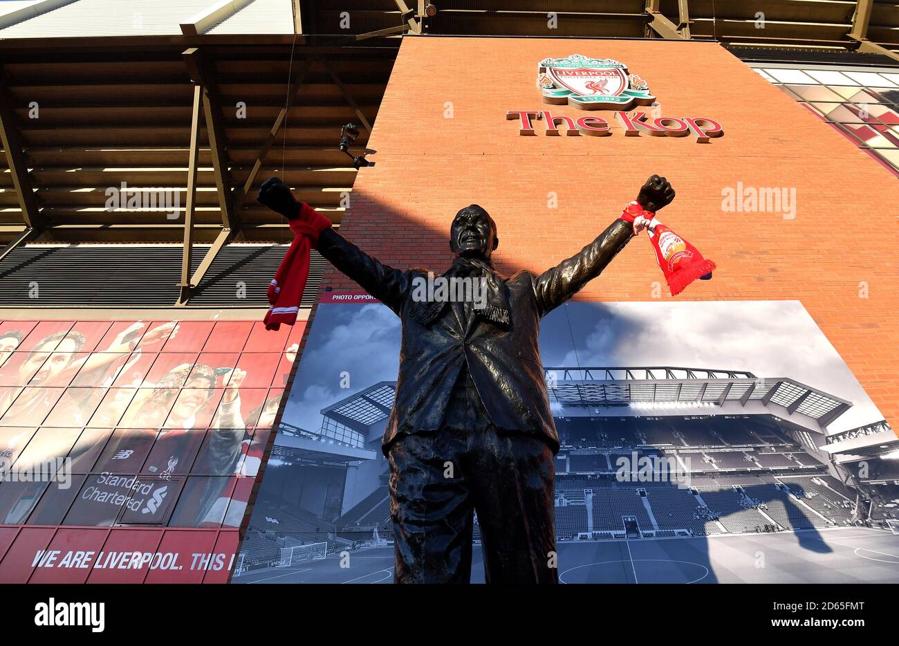 The Bill Shankly statue outside the ground ahead of kick-off Stock ...