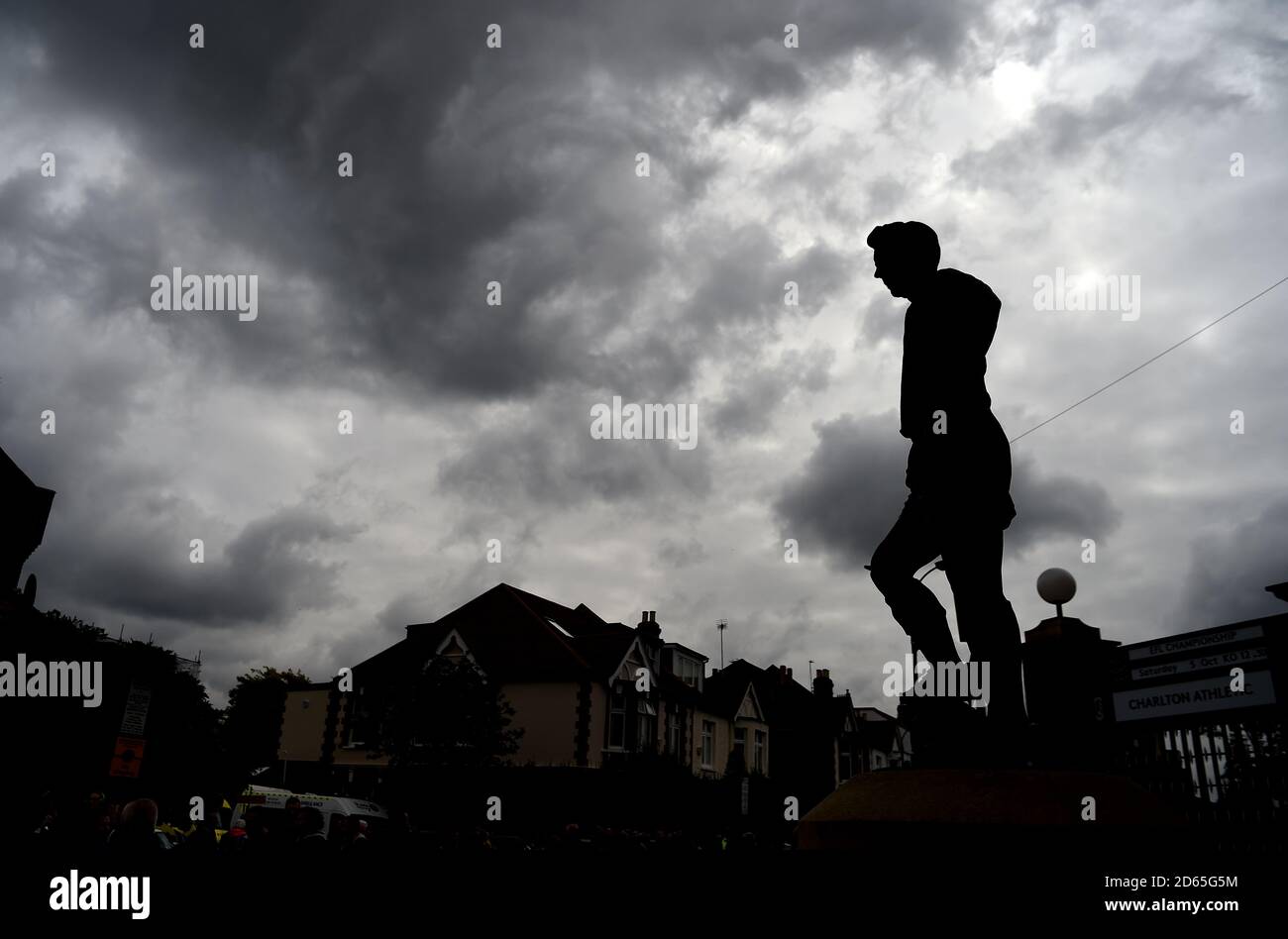 The statue of Fulham legend, Johnny Haynes outside Craven Cottage Stock ...