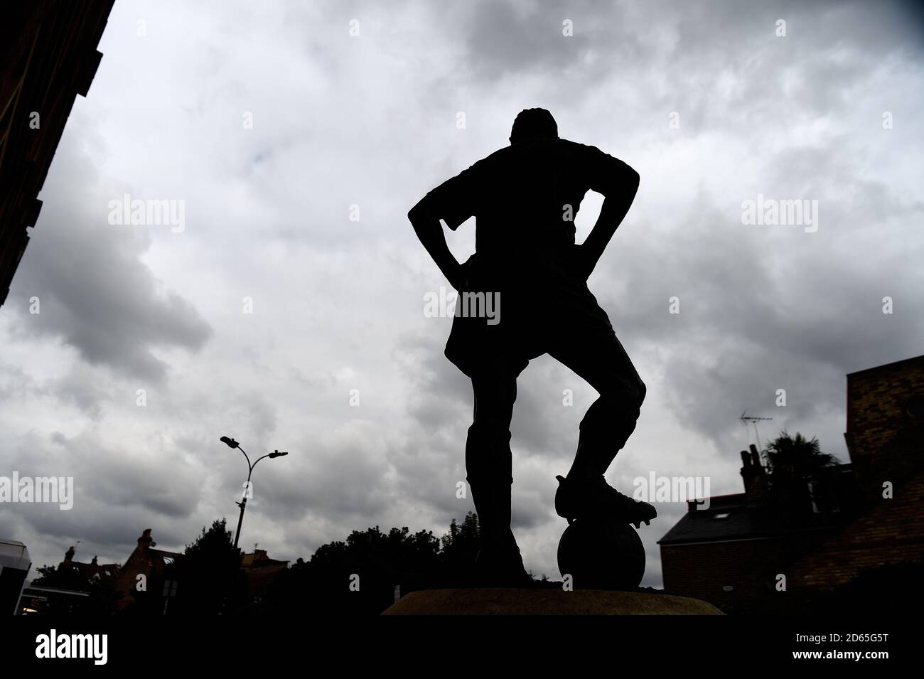 The statue of Fulham legend, Johnny Haynes outside Craven Cottage Stock ...