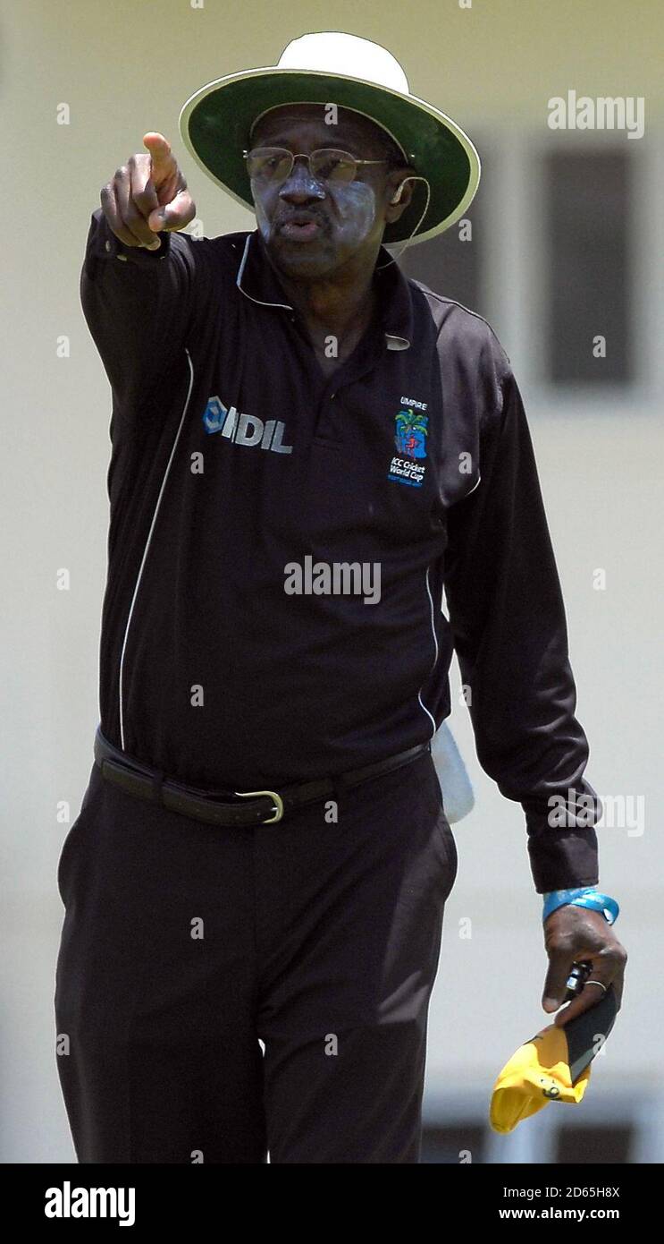Umpire Steve Bucknor Stock Photo - Alamy