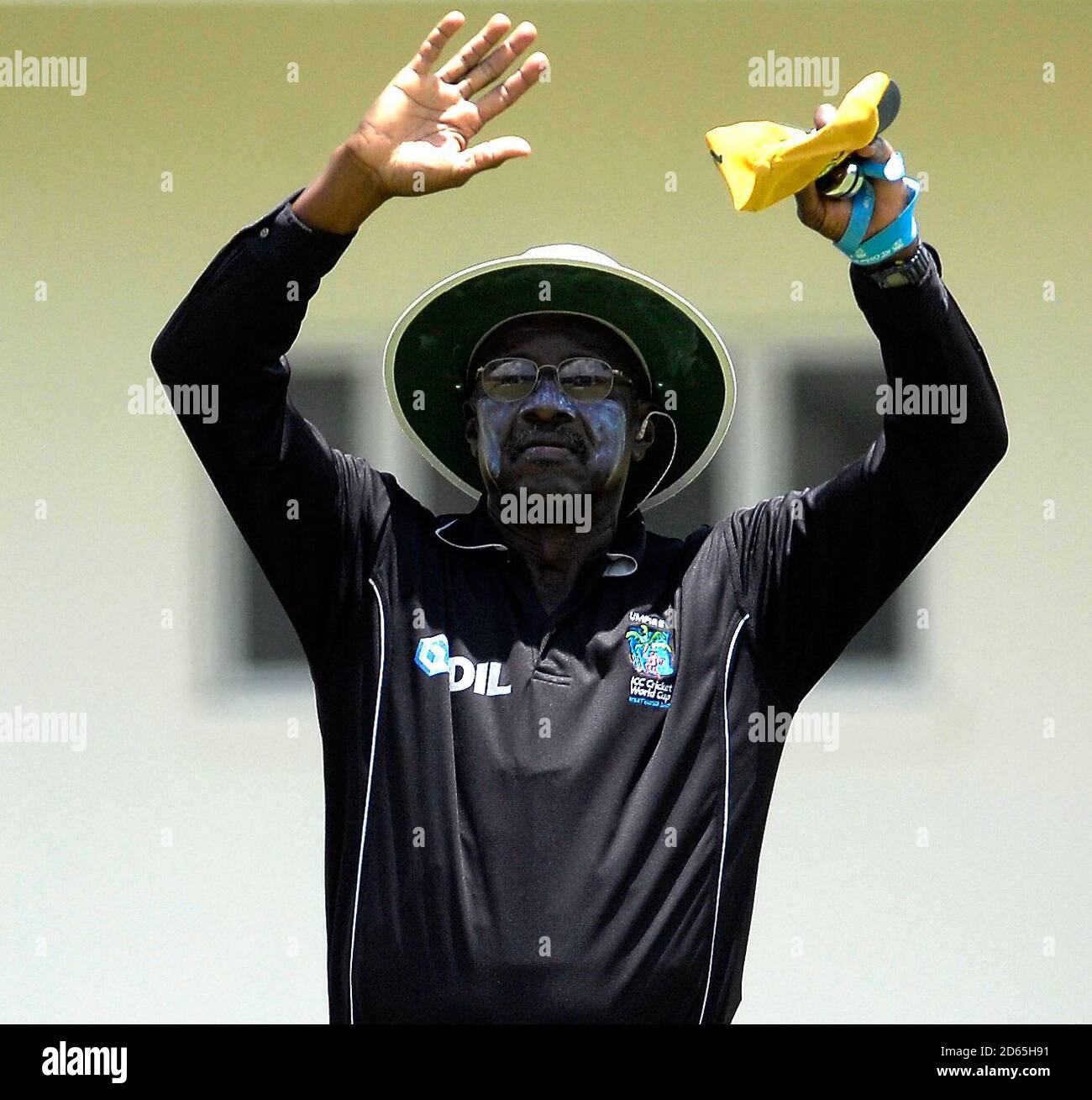 Umpire Steve Bucknor Stock Photo - Alamy