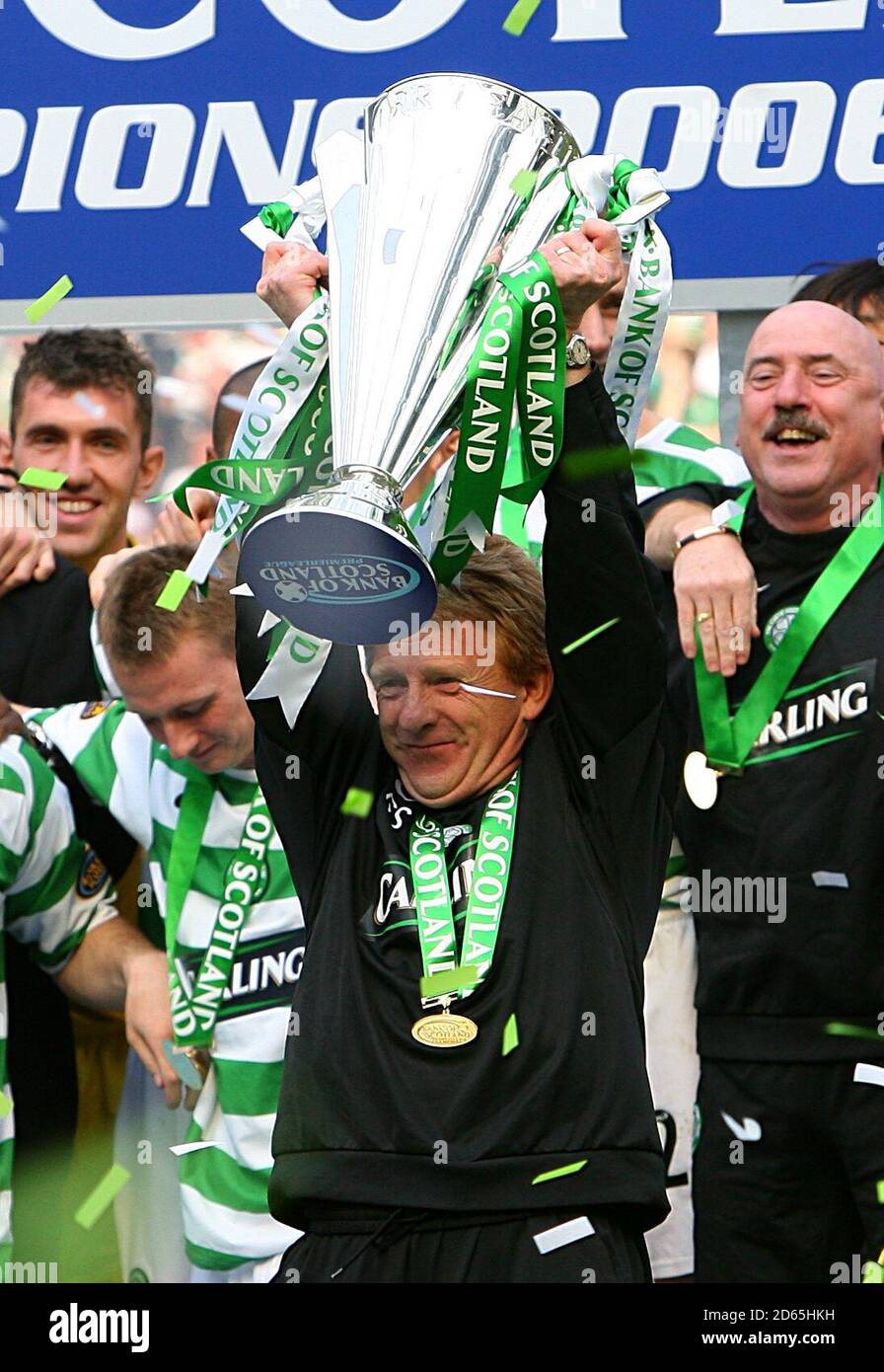 Celtic manager Gordon Strachan lifts the Bank of Scotland Premier ...