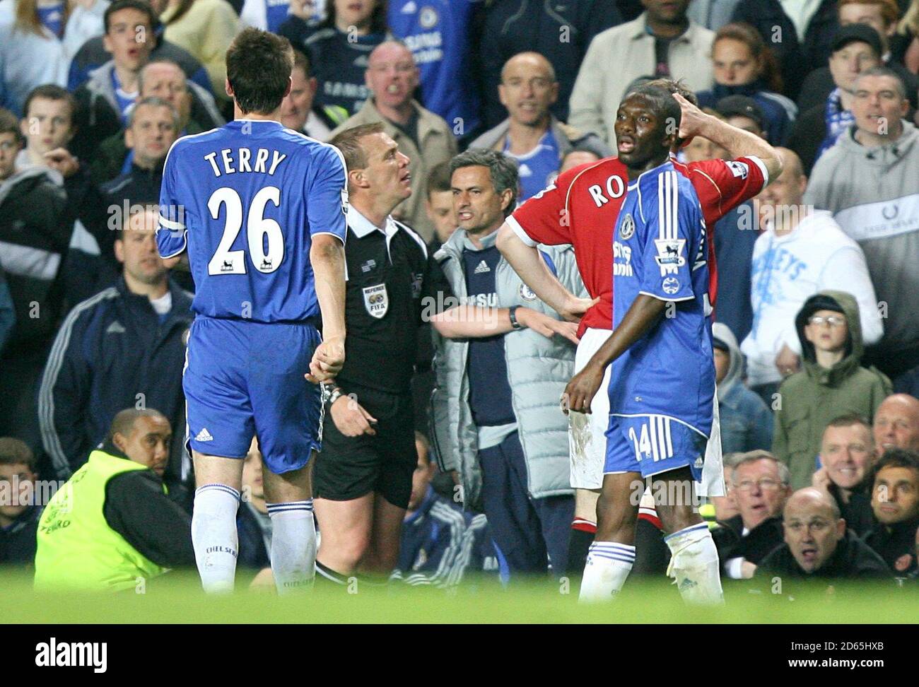 Graham poll premier league referee hi-res stock photography and images ...