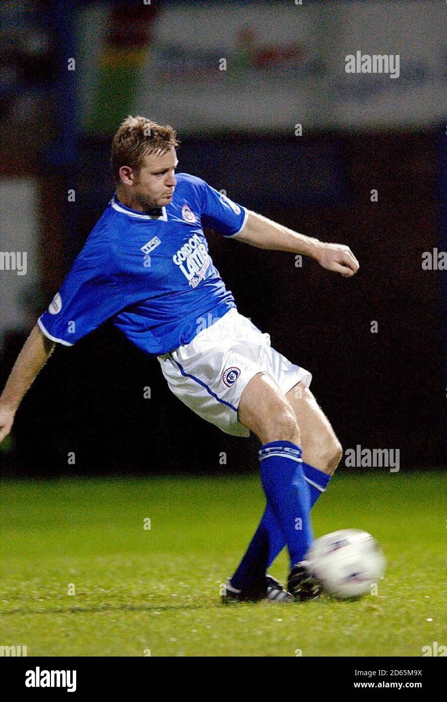 Chesterfield's David Reeves scores the equaliser from the penalty spot ...