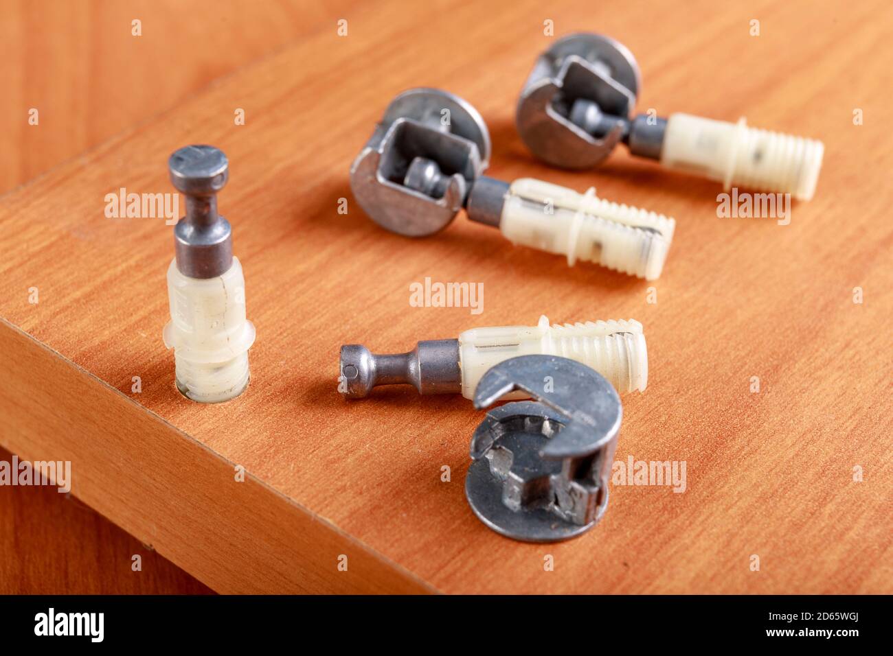 Joining chipboards with the use of specialized metal connectors. Minor ...