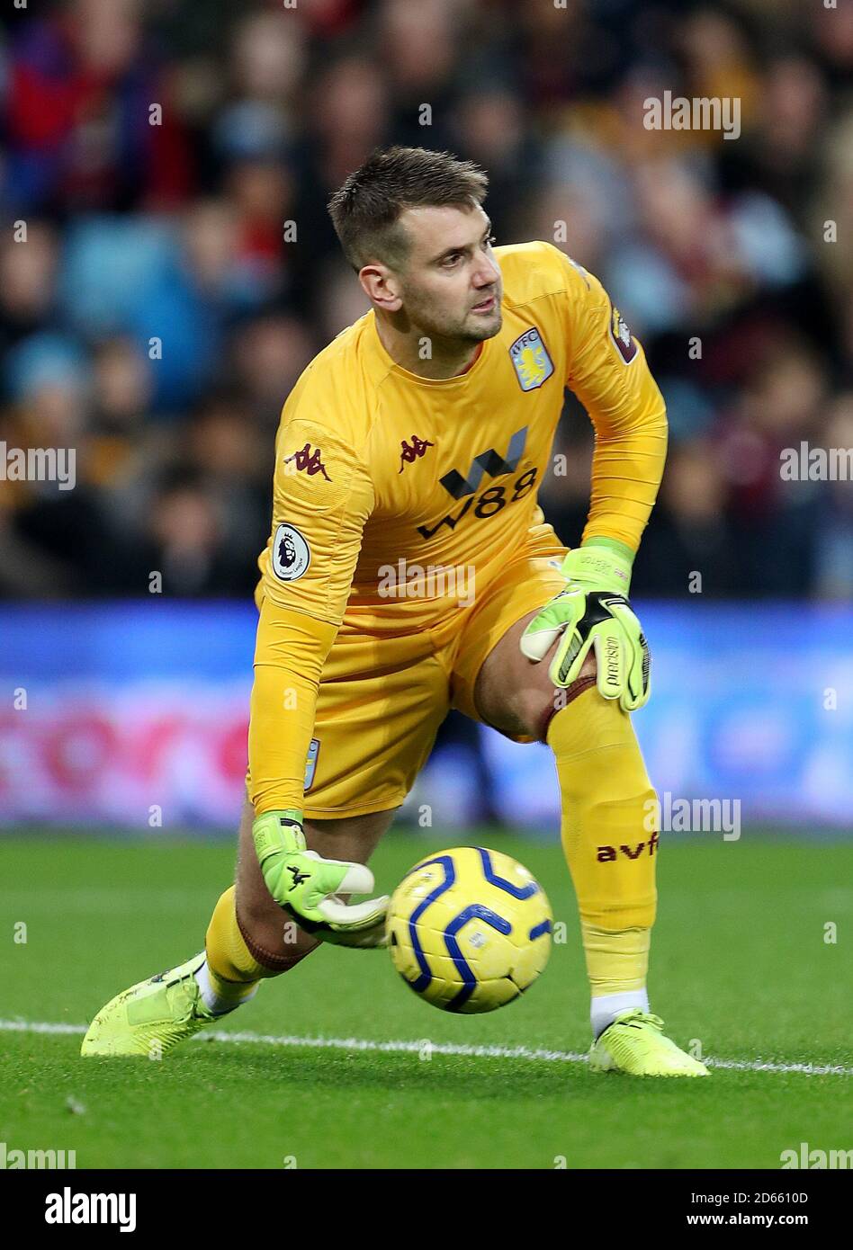 Aston Villa goalkeeper Tom Heaton Stock Photo - Alamy