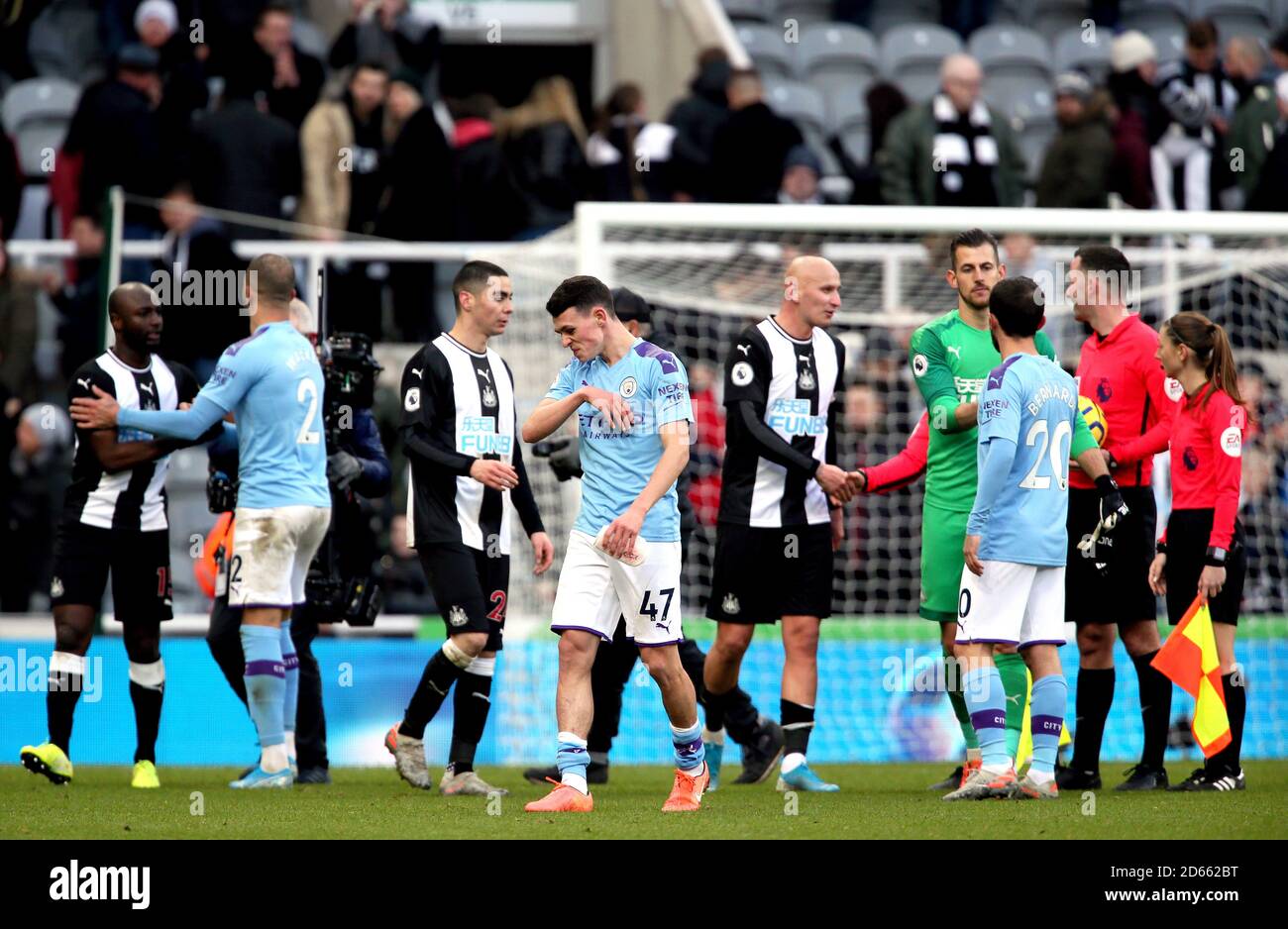 Soccer teams shake hands hi-res stock photography and images - Alamy