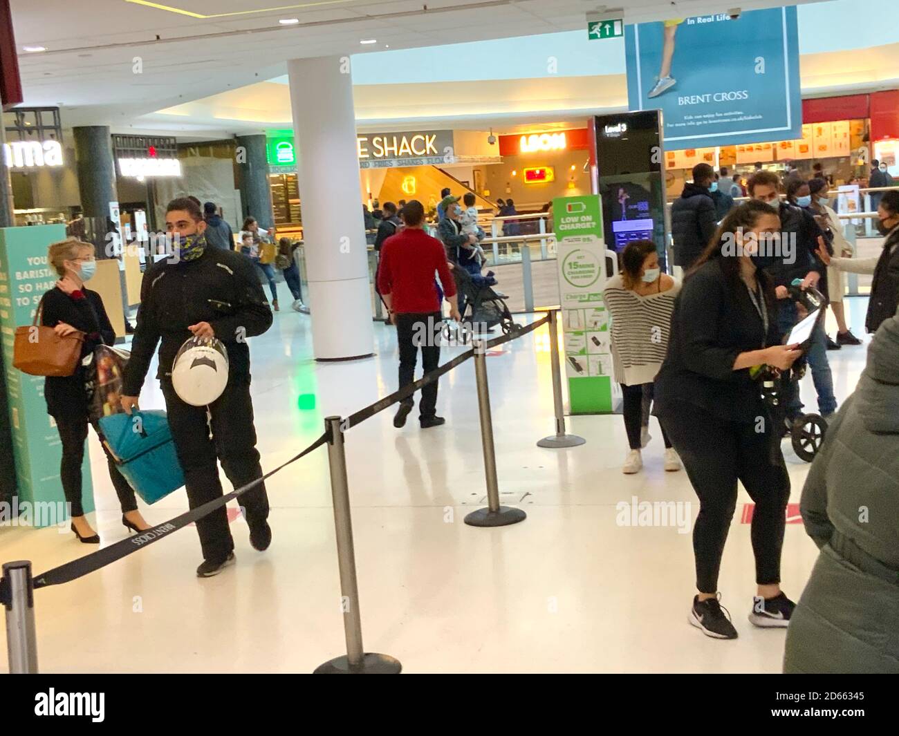 Wearing face masks inside shops hi-res stock photography and images - Alamy