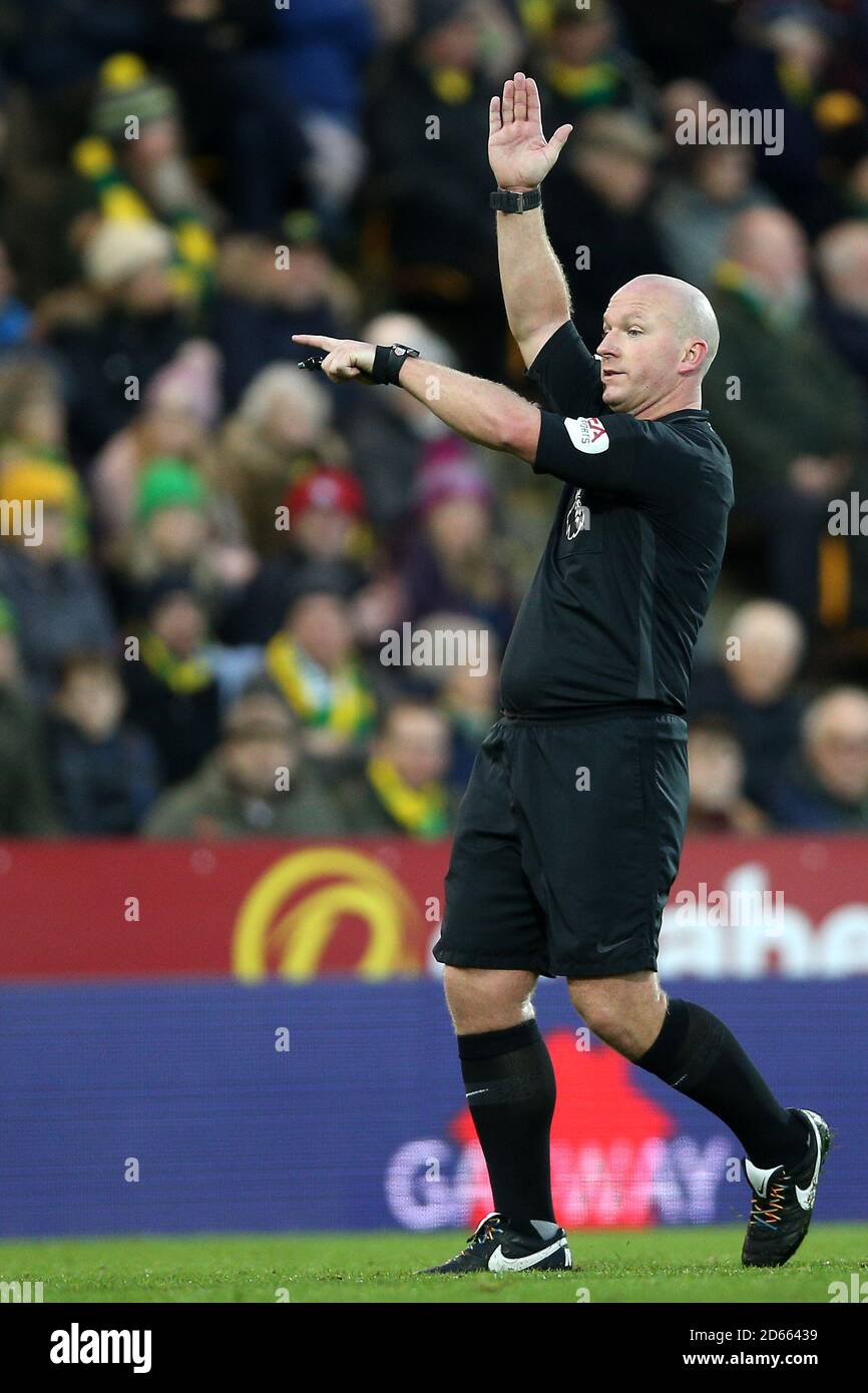 Match referee Simon Hooper Stock Photo - Alamy