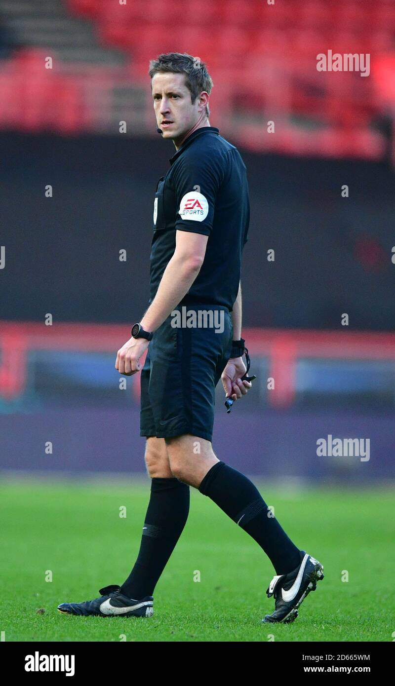 John brooks referee hi-res stock photography and images - Alamy