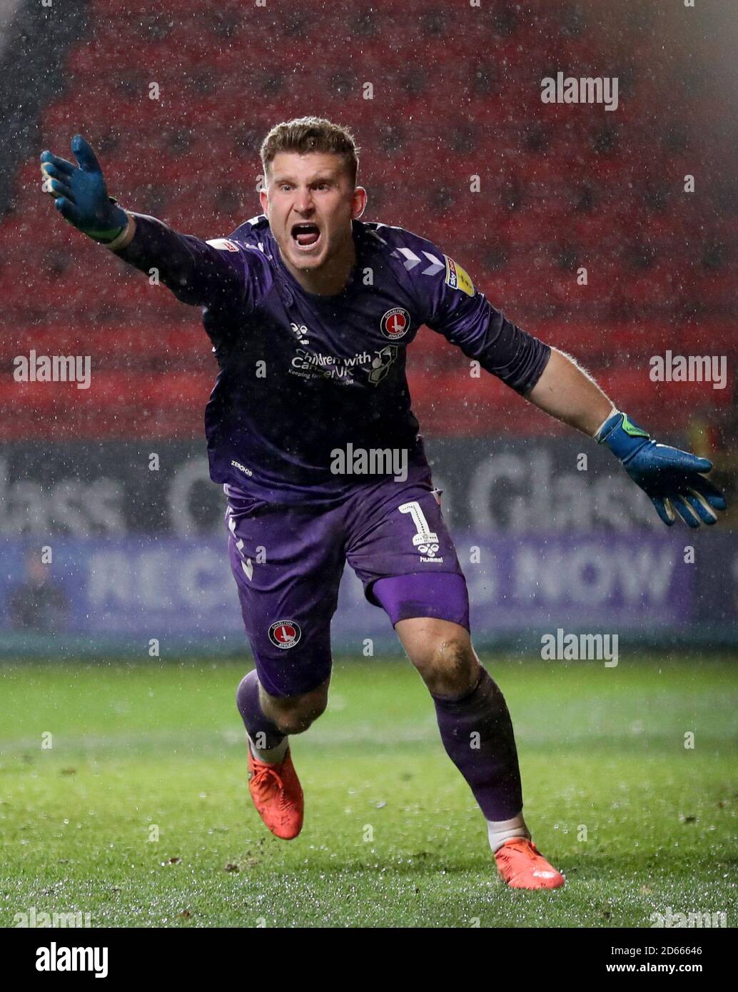 Charlton Athletic goalkeeper Dillon Phillips reacts Stock Photo - Alamy