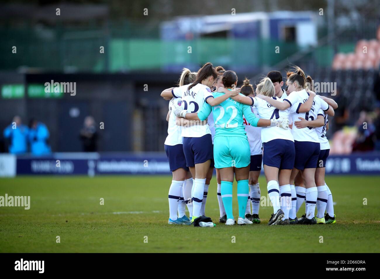 Tottenham hotspur players huddle hi-res stock photography and images ...