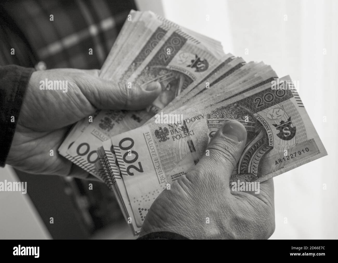 male hands counting a large number of large banknotes Stock Photo - Alamy