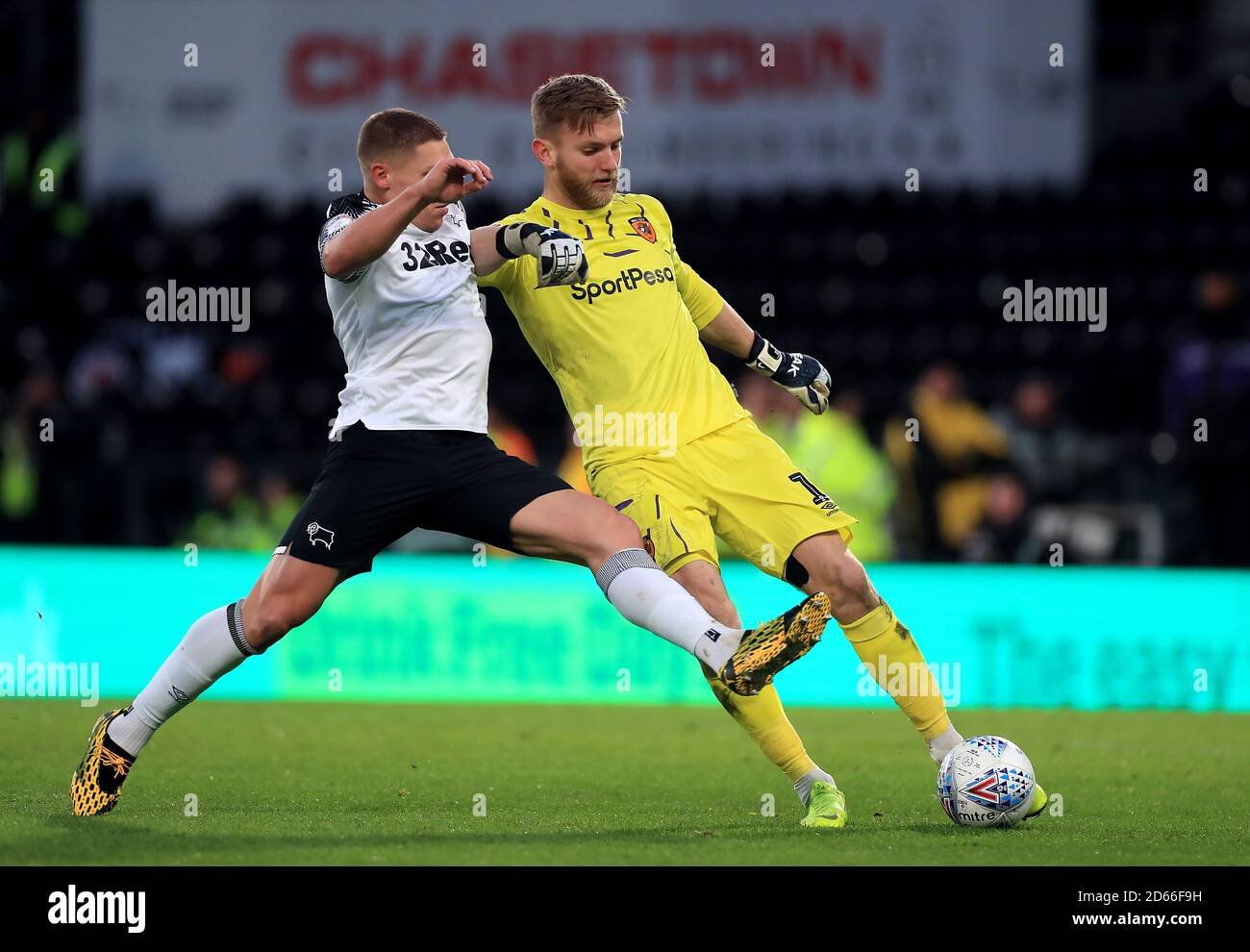 Hull City goalkeeper George Long (right) and Derby County's Martyn ...