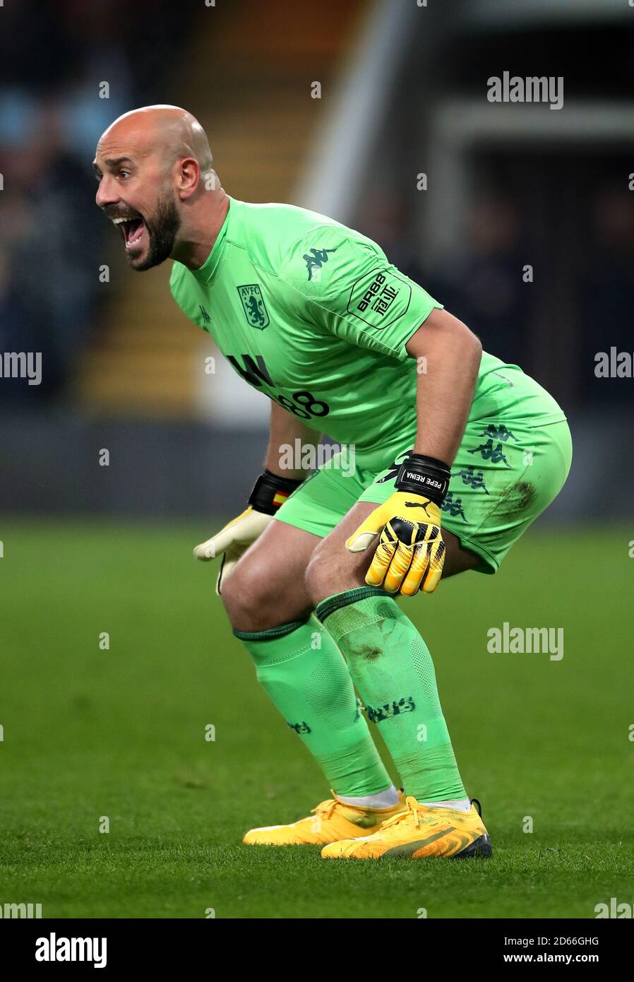 Aston Villa goalkeeper Pepe Reina Stock Photo - Alamy