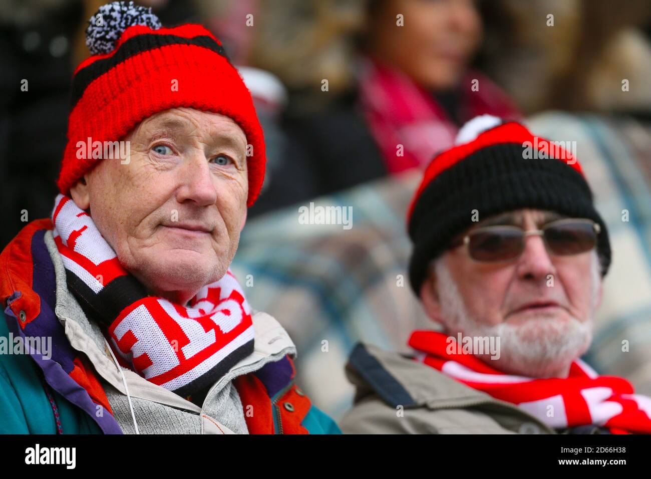 Manchester United fans show their support in the stands Stock Photo - Alamy