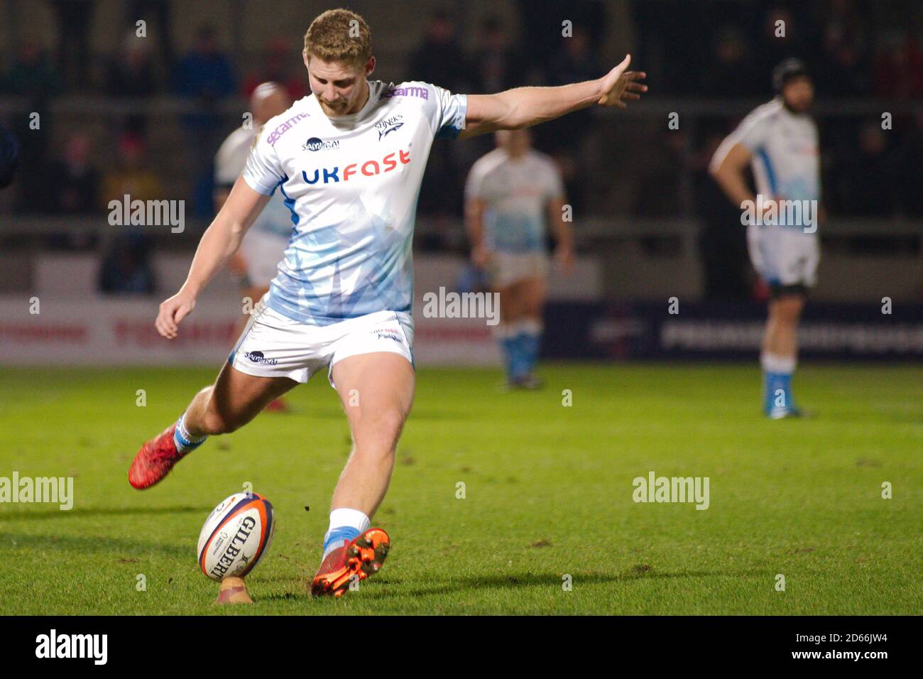 Rugby player kicking conversion hi-res stock photography and images - Alamy