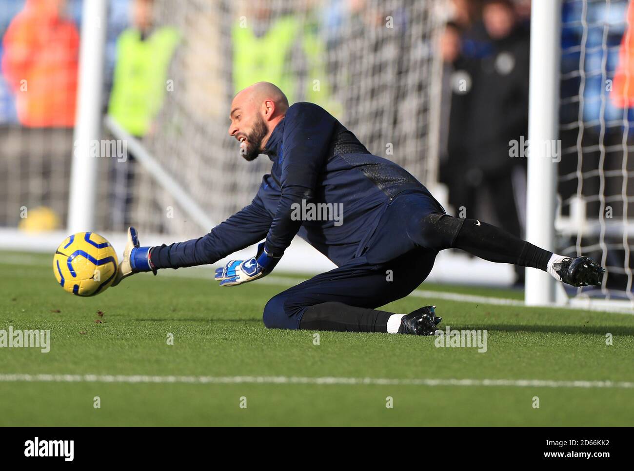 Chelsea goalkeeper Willy Caballero warming up before the game Stock ...