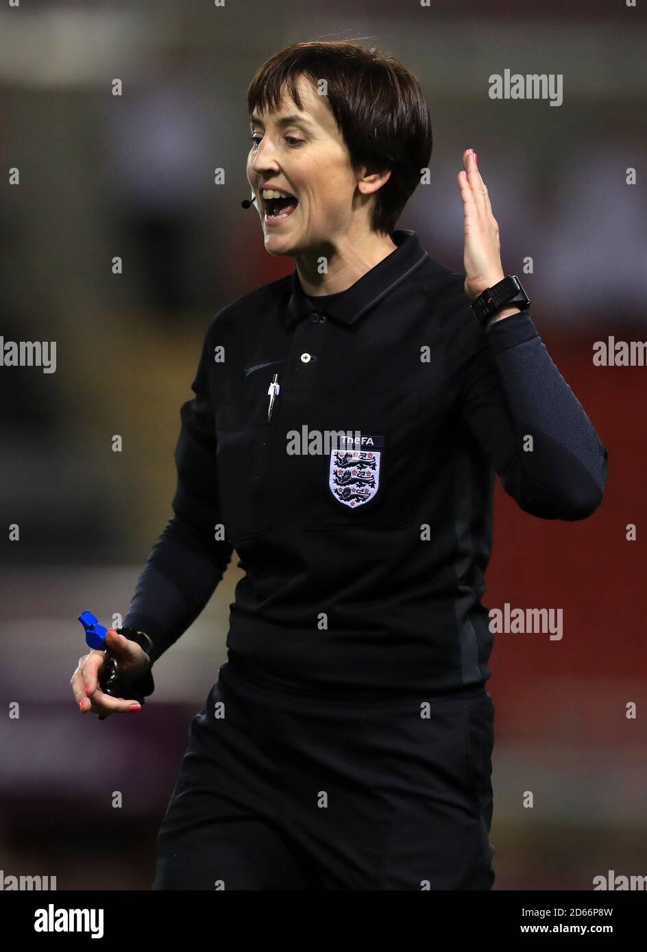 Match referee Elizabeth Simms Stock Photo - Alamy